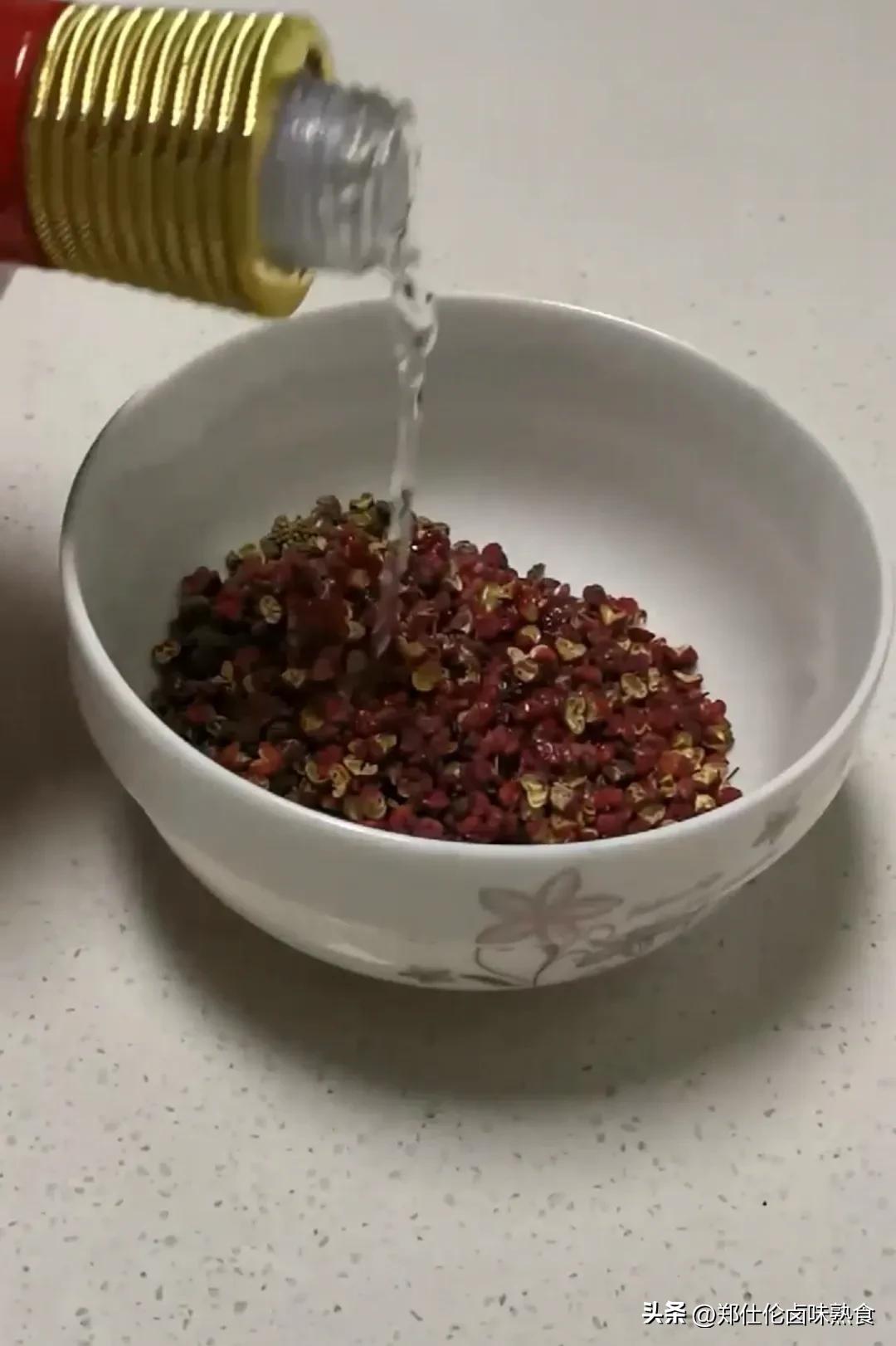 The fragrant and numb pepper oil is not only a color-protecting oil for ...