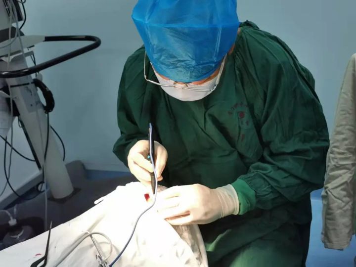 Shocked!A 50-year-old uncle has a small pimple on his eyelid, but it is ...