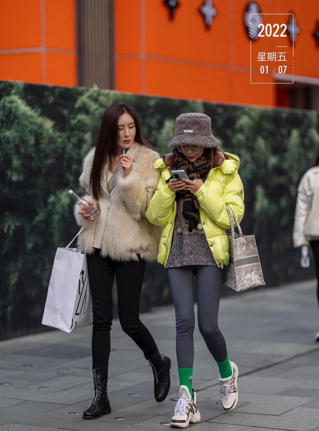 Chengdu women are very good at dressing up. They choose tight pants to ...