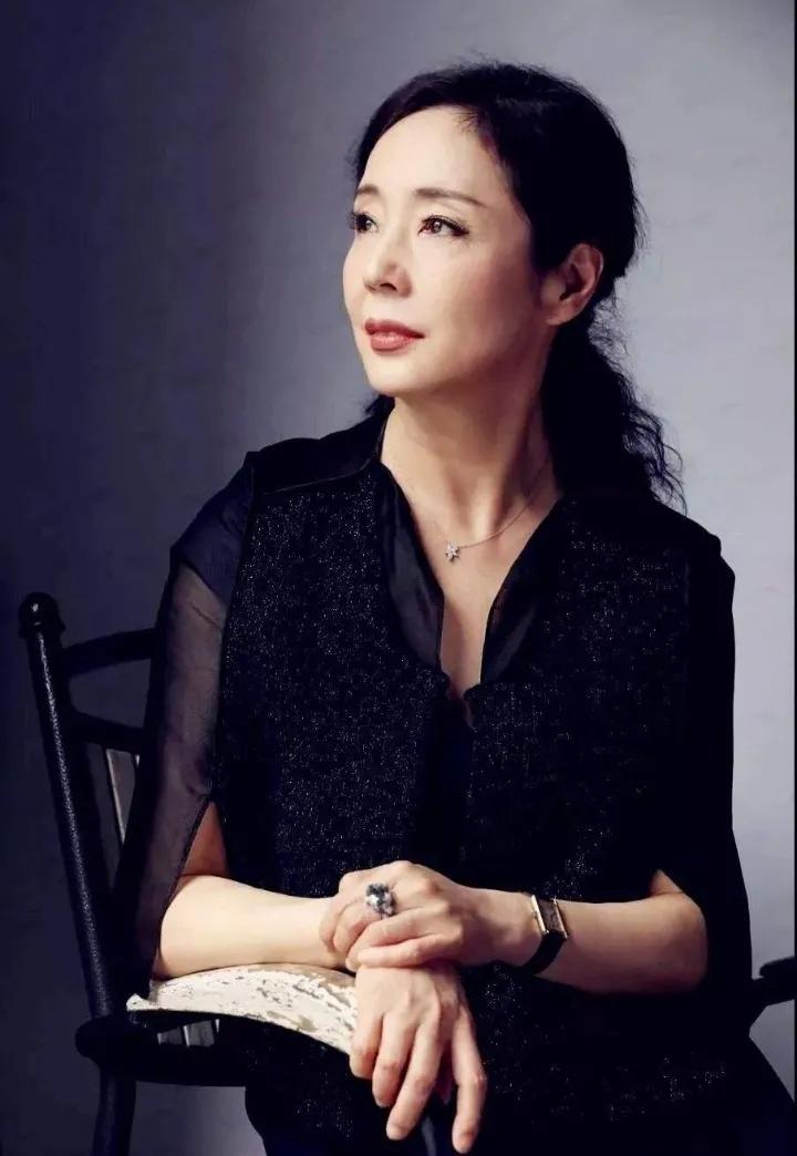 Talk about the famous writer Yan Geling and her "Fang Hua" - iNEWS