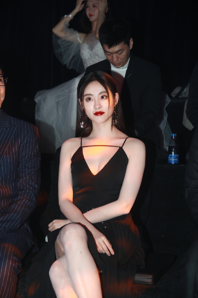 Zhu Xudan deserves to be the little flower that Yang Mi once praised. The black suspender dress ...