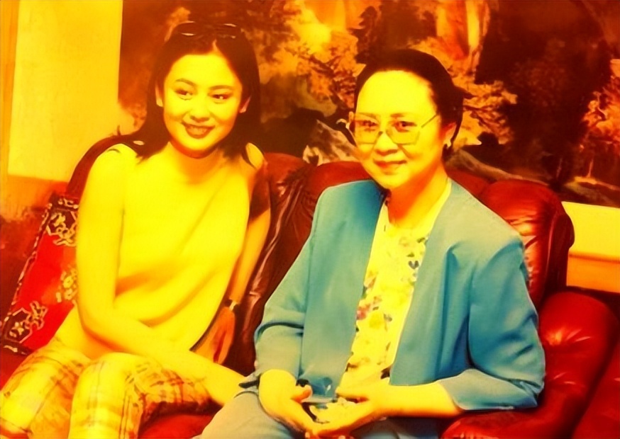 Intimate photo of Qiong Yao, her husband, Gu Juji, Chen Hong, Lin Qingxia, Chen Derong and Gao ...