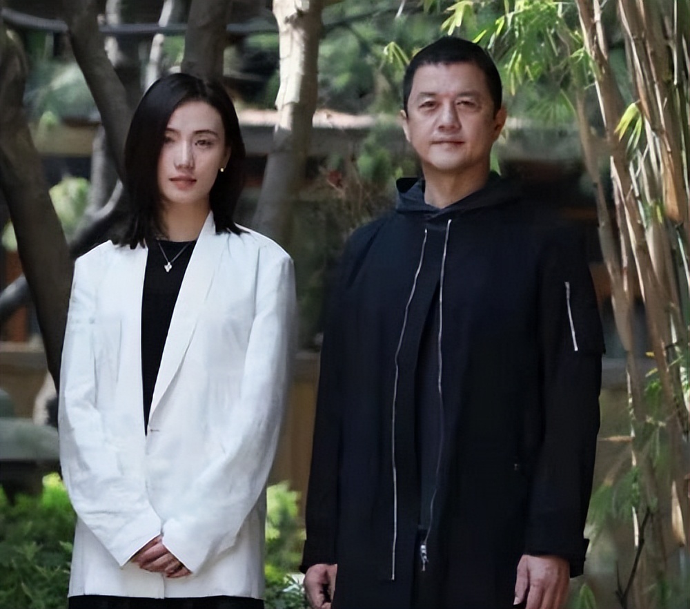 17-year-old Li Yan and Haiha Jinxi go shopping, wearing vests showing ...