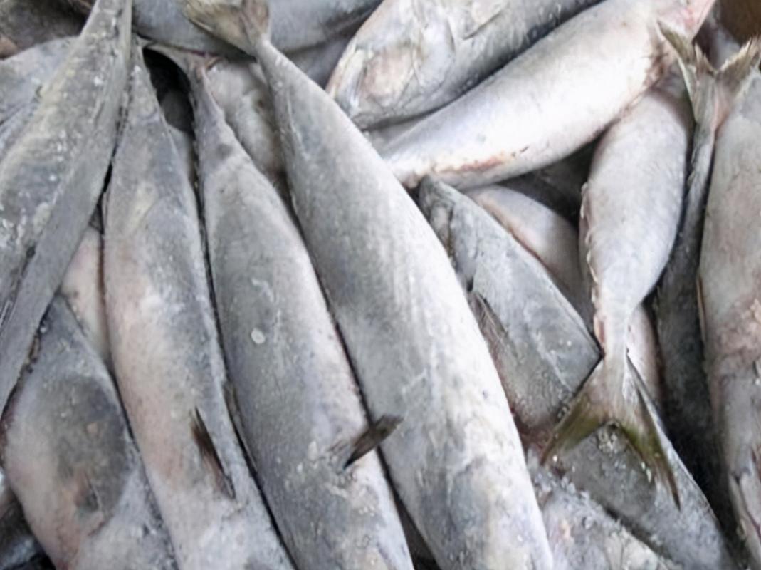 Thawed fish cannot be soaked in water. The owner of the fish shop ...