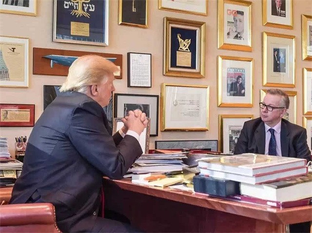 Look at Trump's desk, and then at Putin's desk, you can see the gap ...