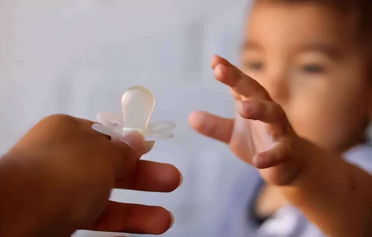 Pacifiers don't work in your eyes?No wonder parenting is not easy ...