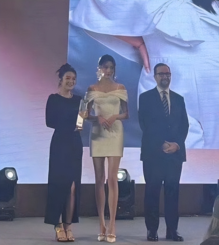 Guan Xiaotong's dress caused controversy, the white short skirt ...