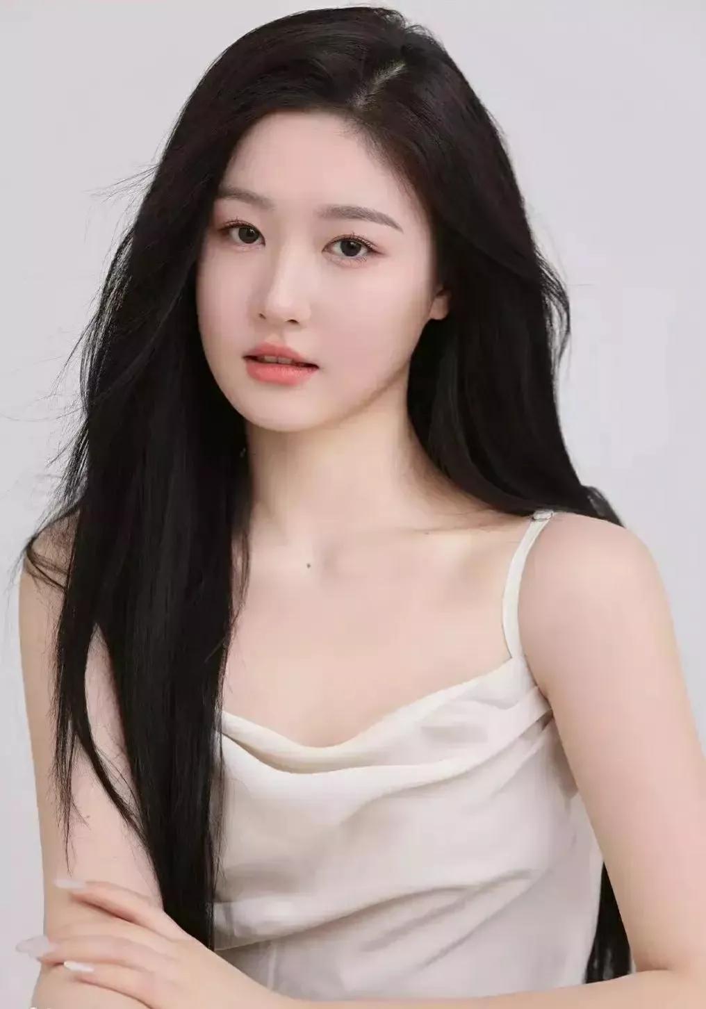 Lin Zhen: Gentle and generous, charming and charming - iNEWS