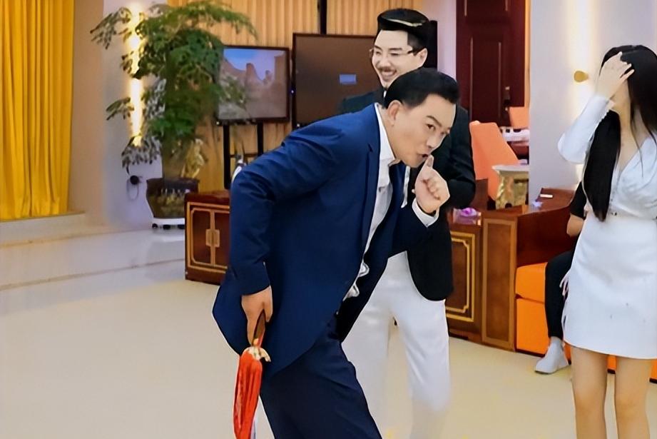 49-year-old Huang Haibing swaggered down the red carpet, twisted his ...