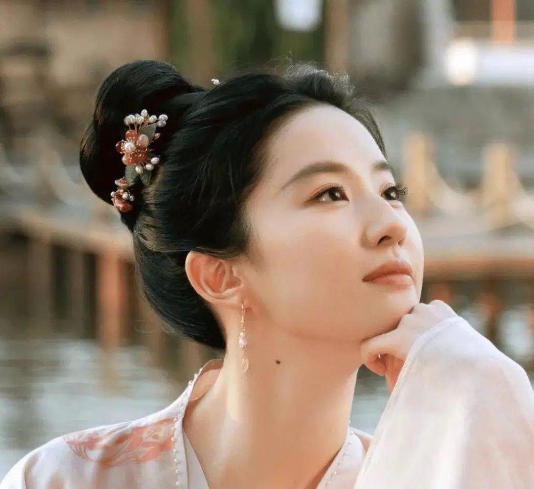 Liu Yifei's nobleman, Chen Jinfei, has had a smooth life ever since he ...