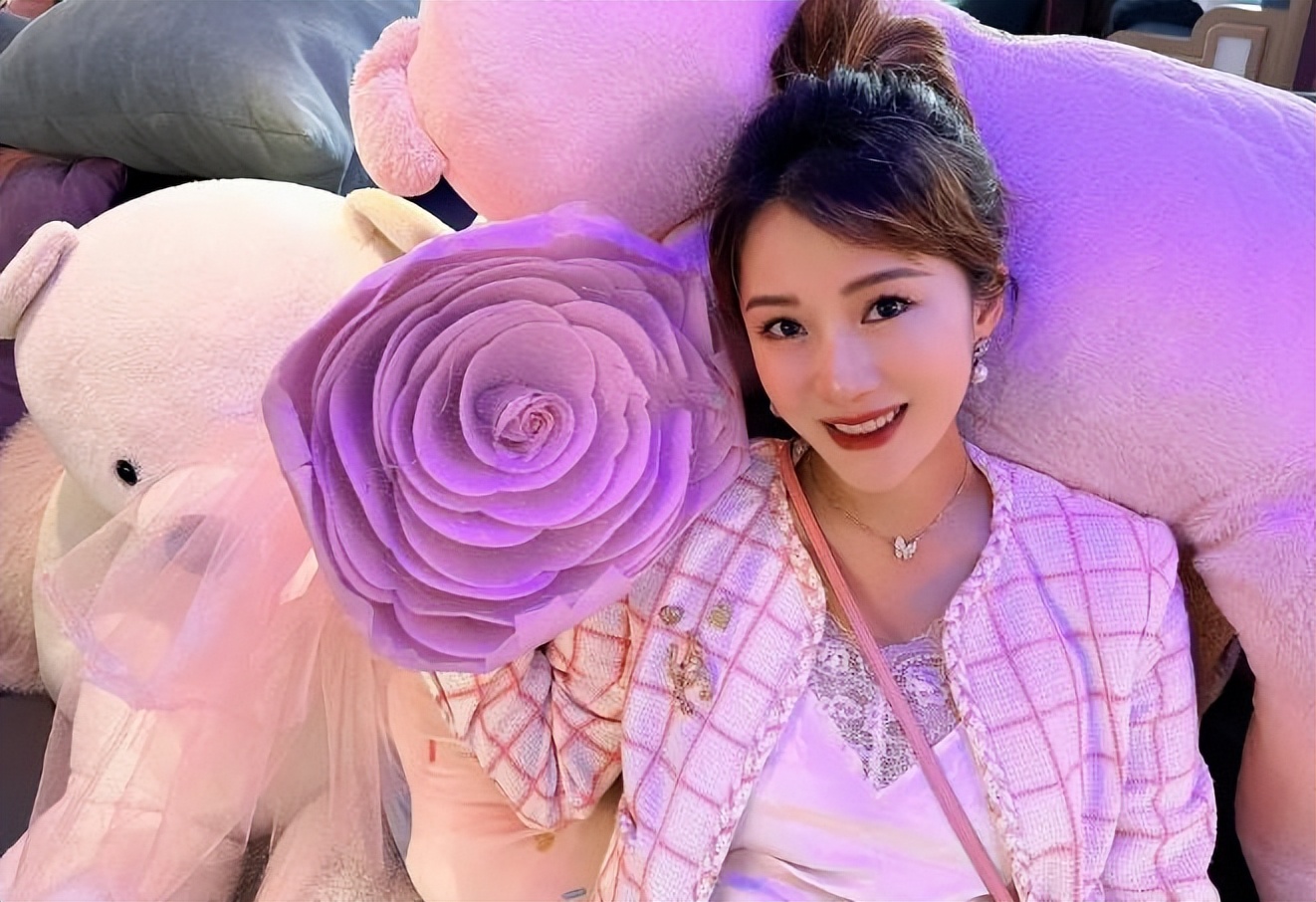 Li Nian has an 8-month pregnant belly, wears shorts to show her slender ...