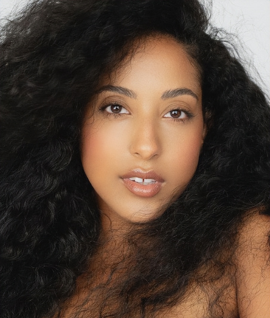 Wild, unique plus-size model: Alex LaRosa (Alex LaRosa) - iNEWS