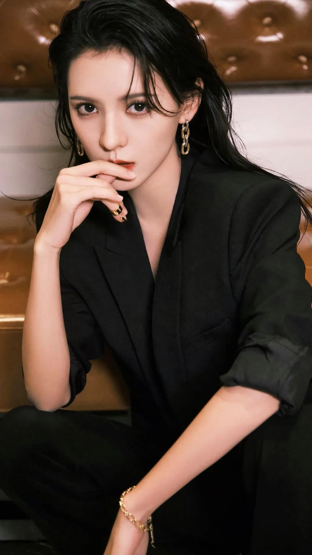 Zhang Yuxi, how many people are fascinated by a red dress - iNEWS