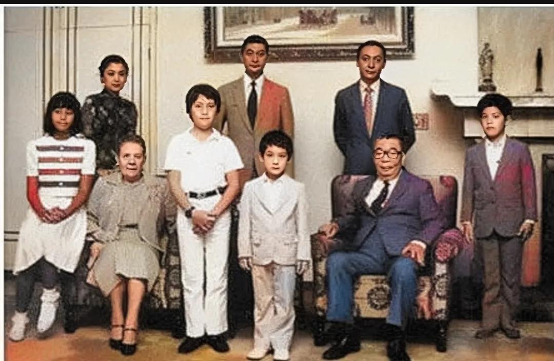 In 1987, Chiang Ching-kuo's last family photo, suffering from diabetes ...