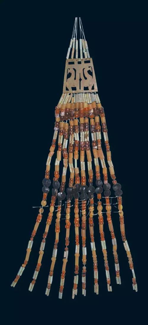 The pre-Qin jade wares are very different. There are three types of ...