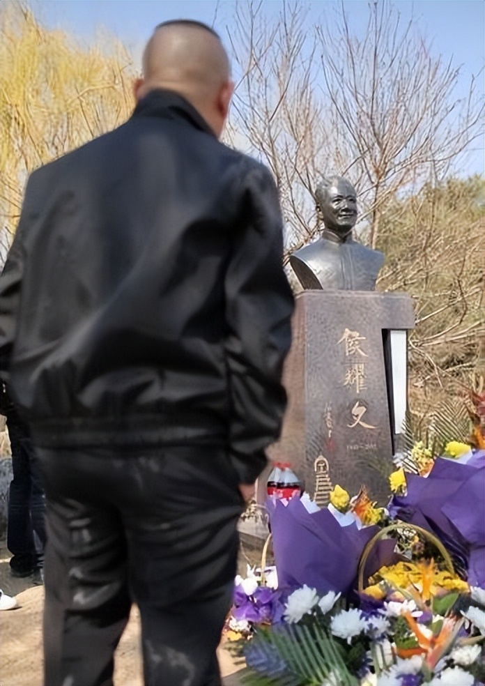 Hou Yaowen's cemetery cost 7 million yuan, Guo Degang led the crowd to ...
