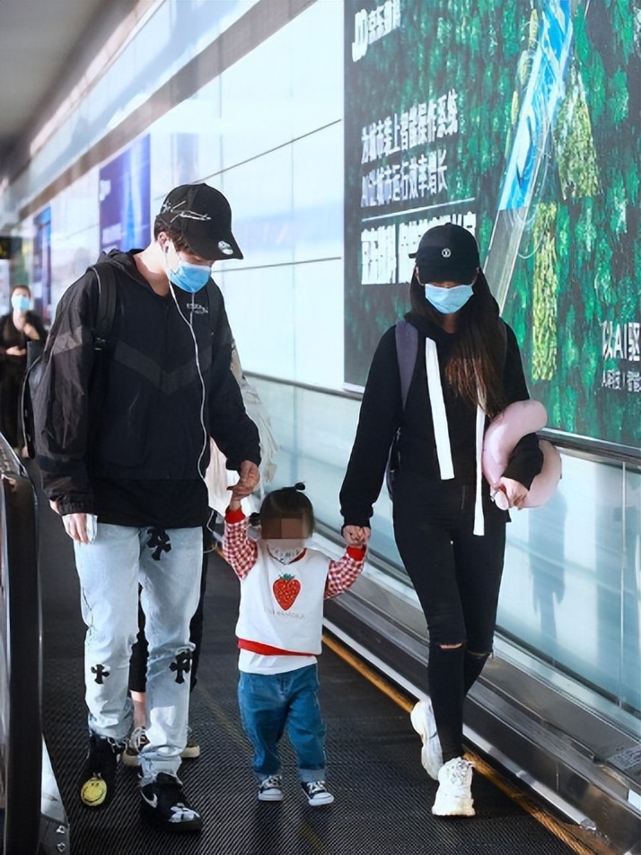 Ying Er and his wife had dinner in the early morning!Fu Xinbo is tall ...