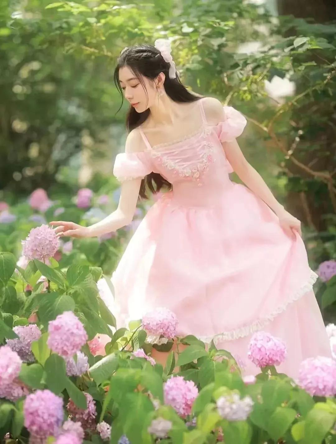 Demure and lingering to send lovesickness, the garden is fragrant and ...