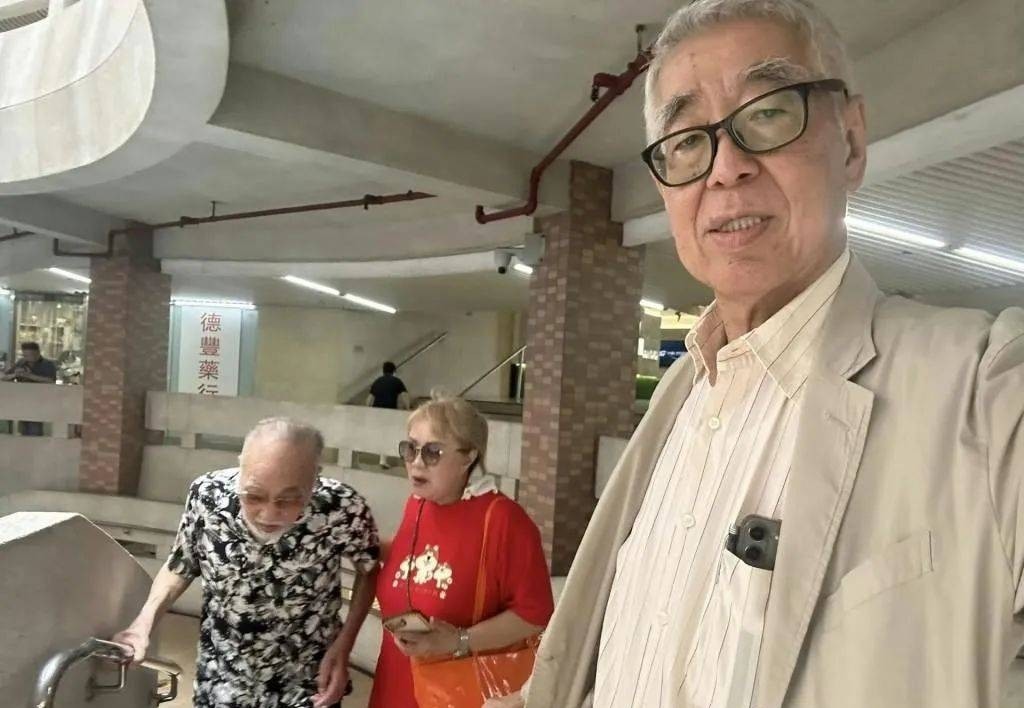 82-year-old Lu Haipeng is skinny and hunchbacked. He is blind in his ...