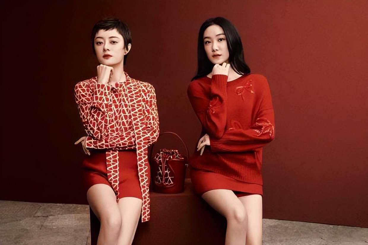 Sun Li and her younger sister Sun Yan take photos in the same frame to ...