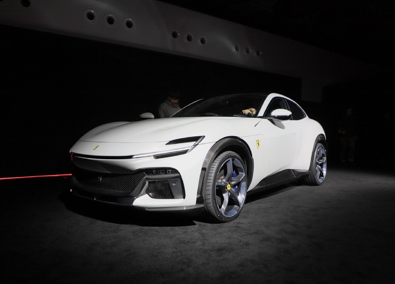 Ferrari finally has an SUV!The "bra"-style center console in the car ...