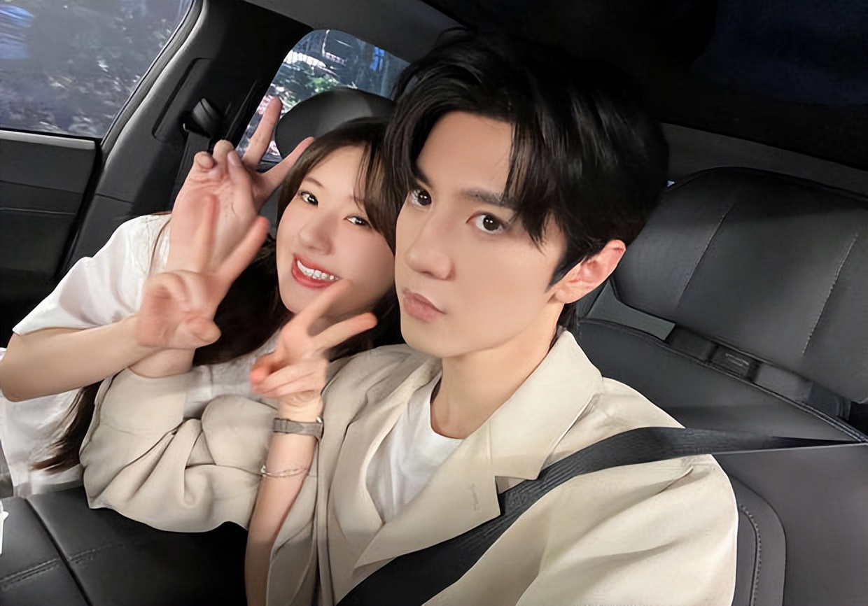 Zhao Lusi and Chen Zheyuan posted a sweet photo in the car of the same Biye model, which makes ...