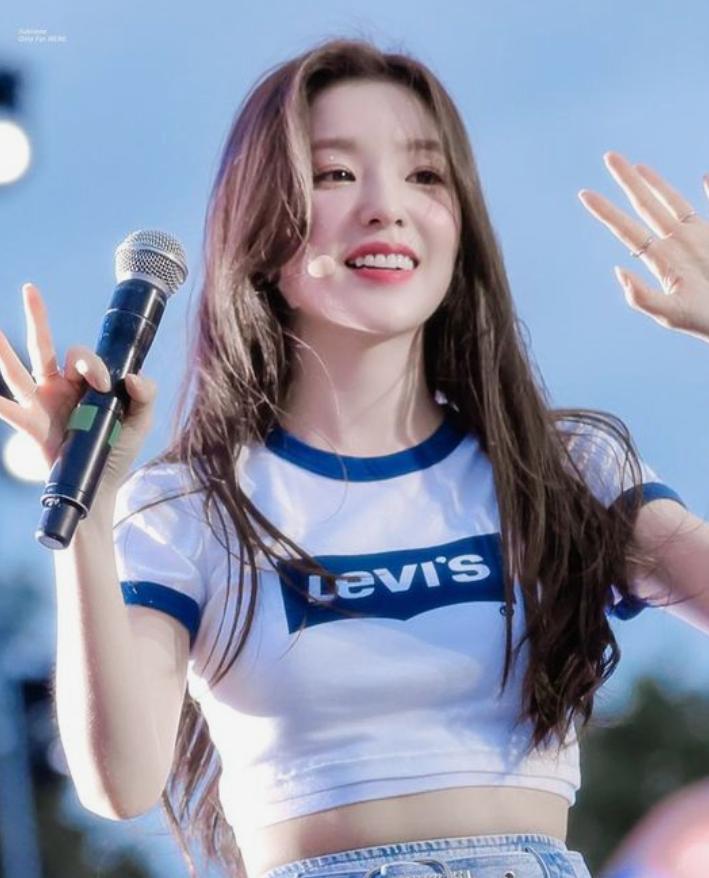 Irene: The captain of Red Velvet, dressed in student clothes, looks ...