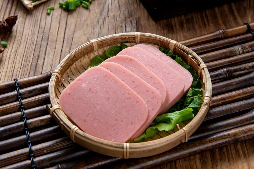 A piece of pork, a bowl of starch, teach you to make homemade luncheon ...