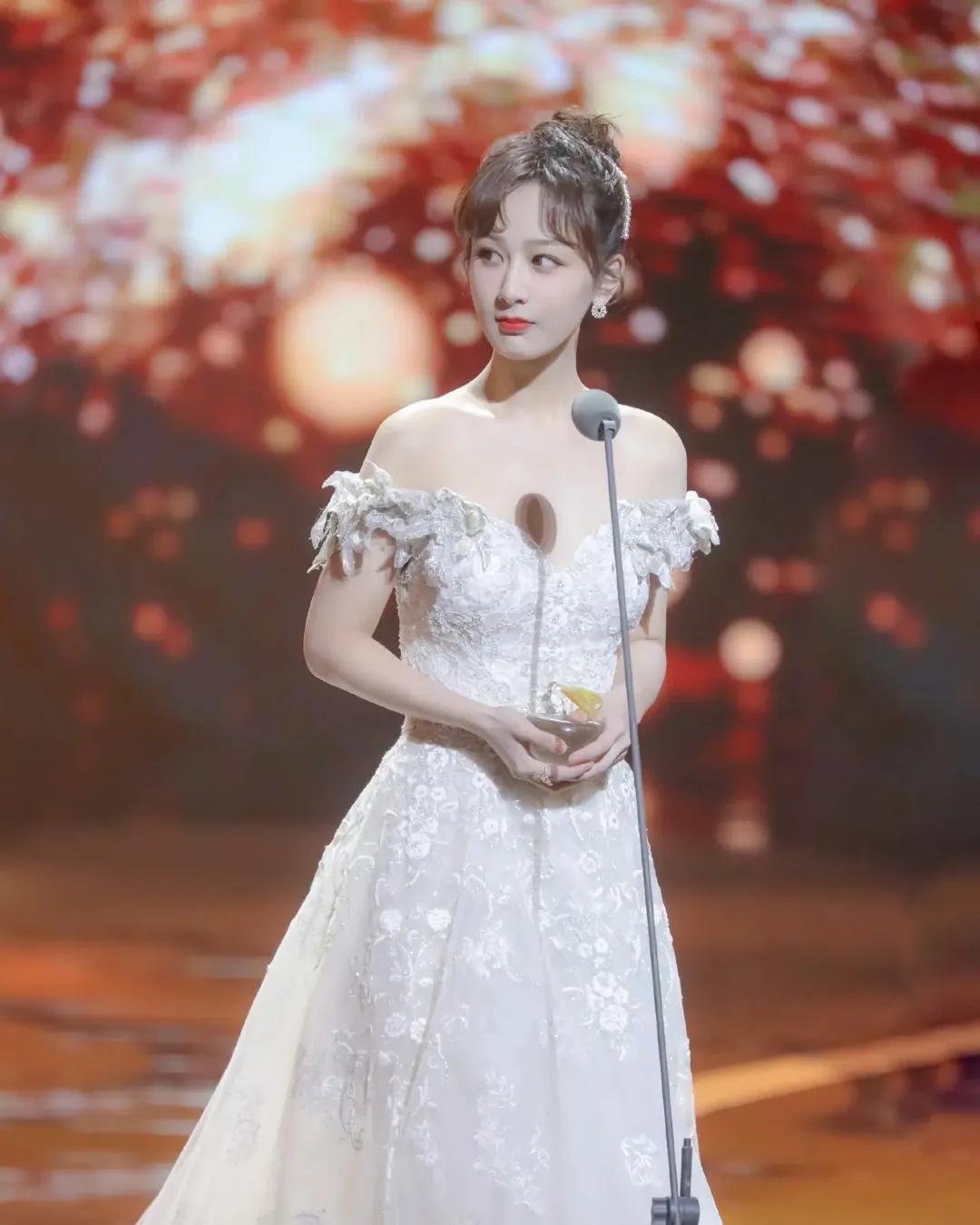 Yang Zi has a light and mature figure and a proud figure! Temperament ...