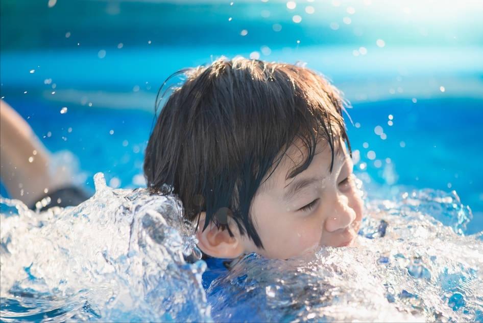 The little boy's amazing behavior in the swimming pool, everyone can't ...