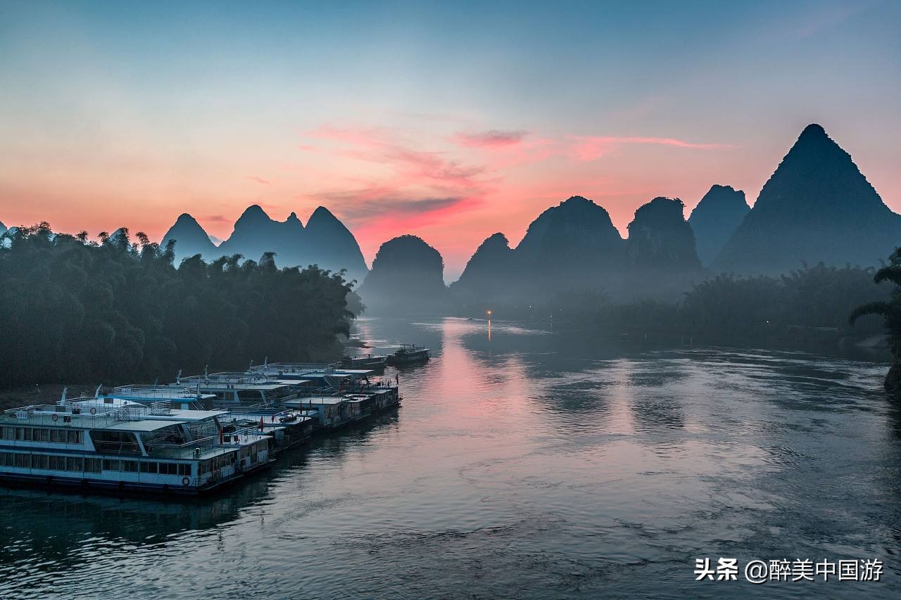 Misty and raining Lijiang River, Qingfeng reflection, detailed ...