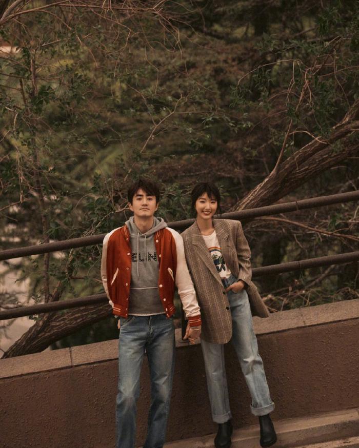 Yang Jue and Mao Xiaotong reunited for a photoshoot. The two held hands ...