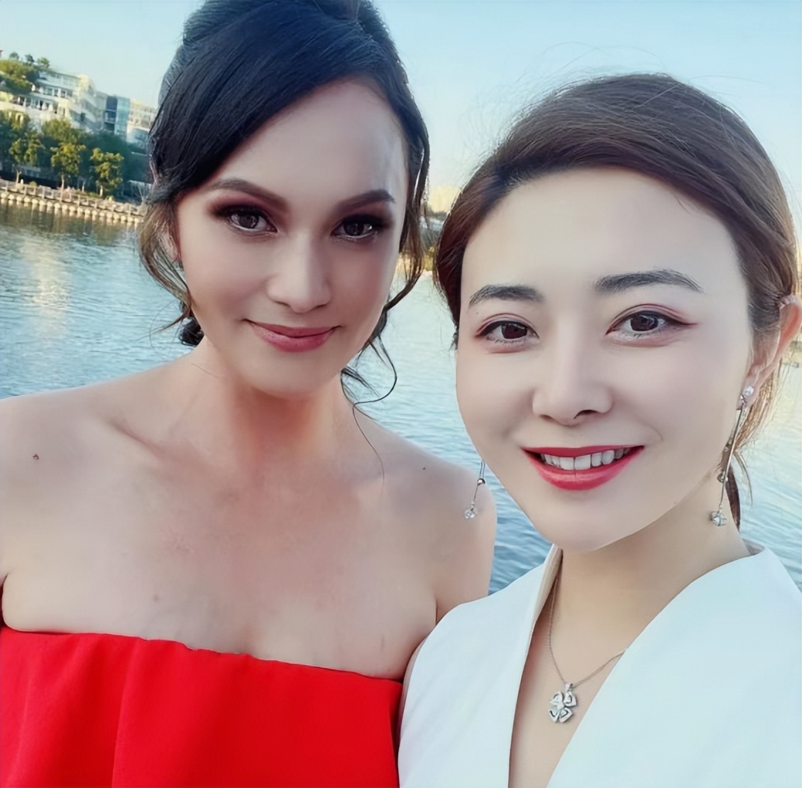 Netizens meet Cecilia Cheung's sister abroad, wearing a bold red dress ...