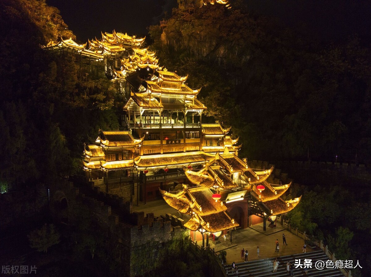 The night view of Chiyou Jiuli City in Chongqing is like a palace in ...