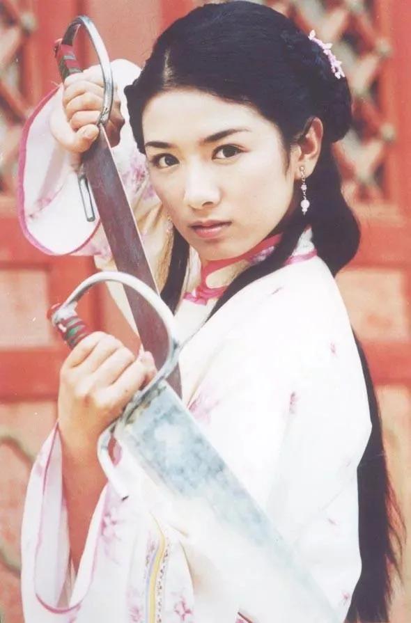 Beautiful actress Huang Yi - iNEWS