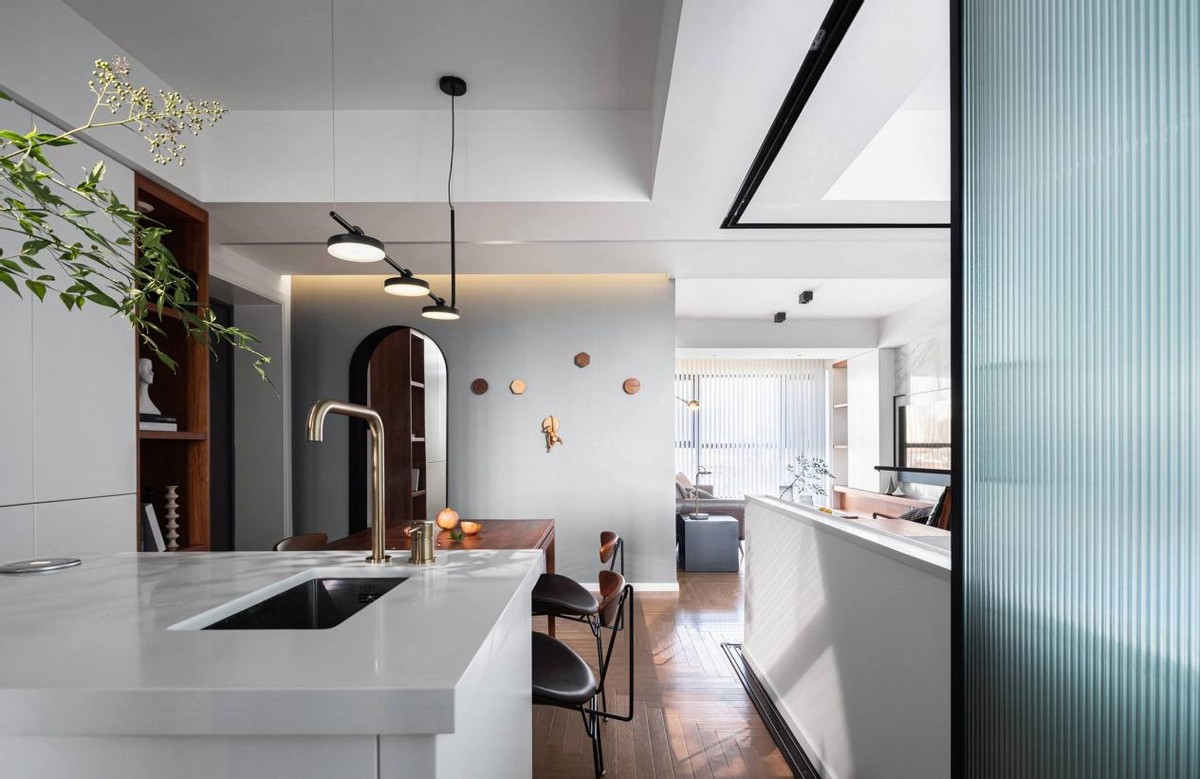 Glass house, life quack stick - iNEWS