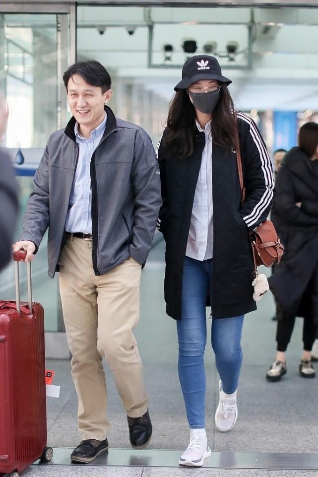 Hui Ruoqi is really tall beside her husband, she dresses casually and ...