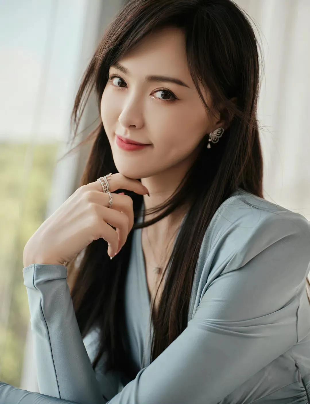 Fashionable and Beautiful Tang Yan - iNEWS
