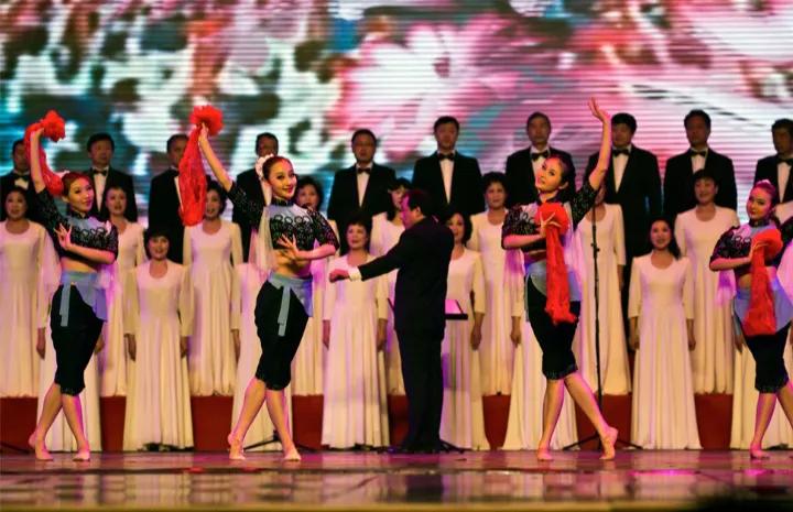 "The East is Red"; an unprecedented song and dance epic was released in ...