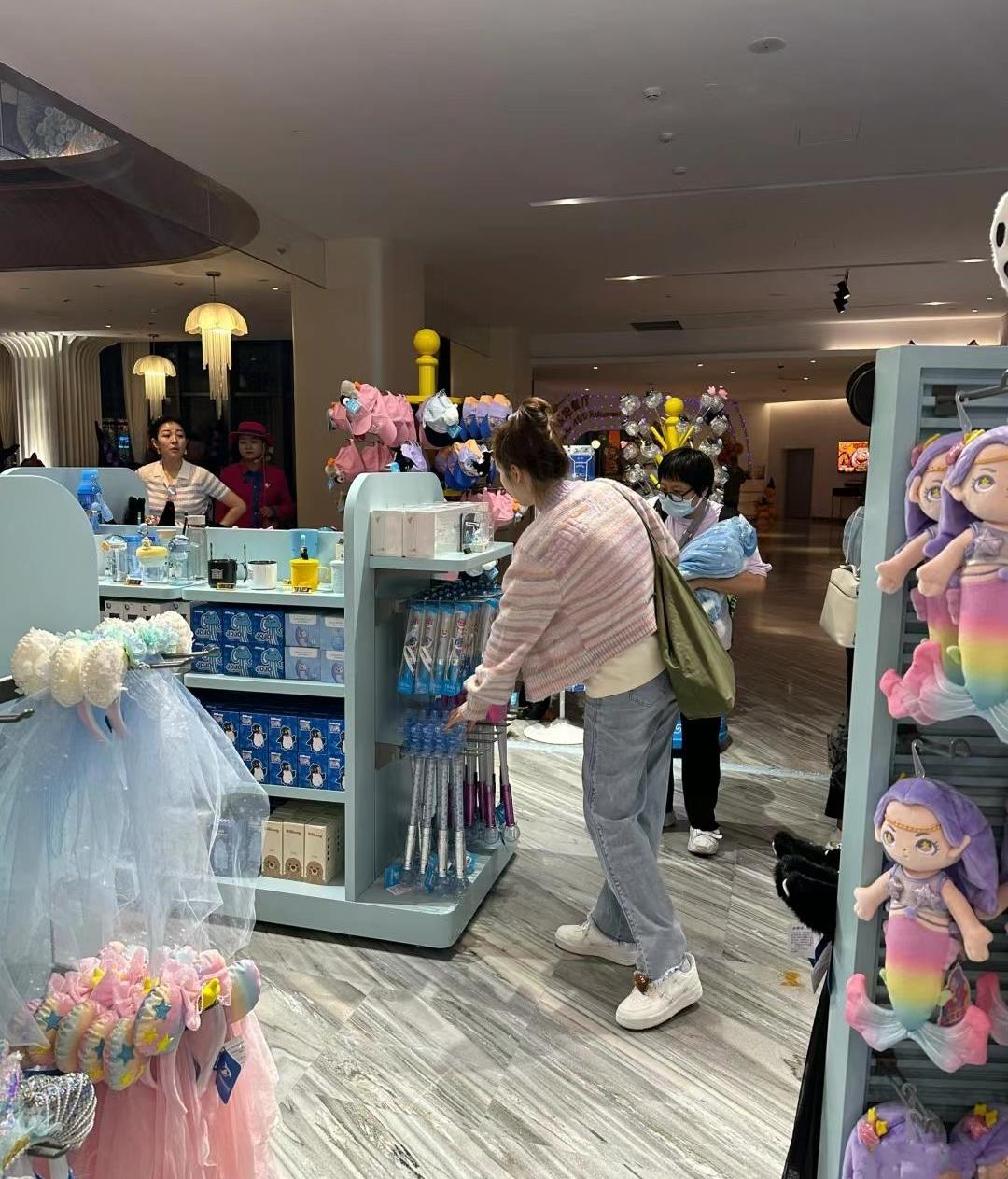 Photos of Xiang Zuo's family of three playing together! Guo Biting is ...