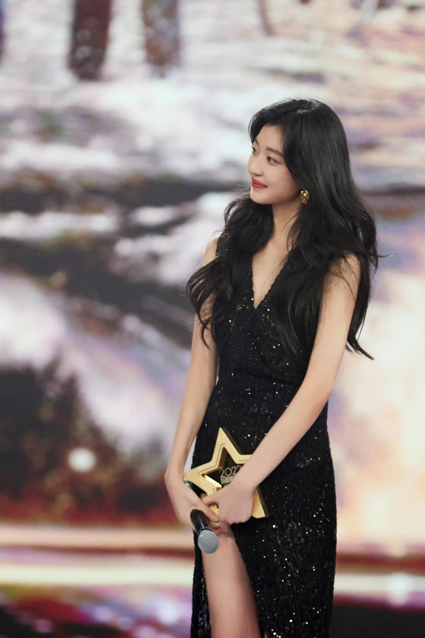 Guan Xiaotong & Sun Qian on the same stage are more beautiful? One inch is longer and one inch ...