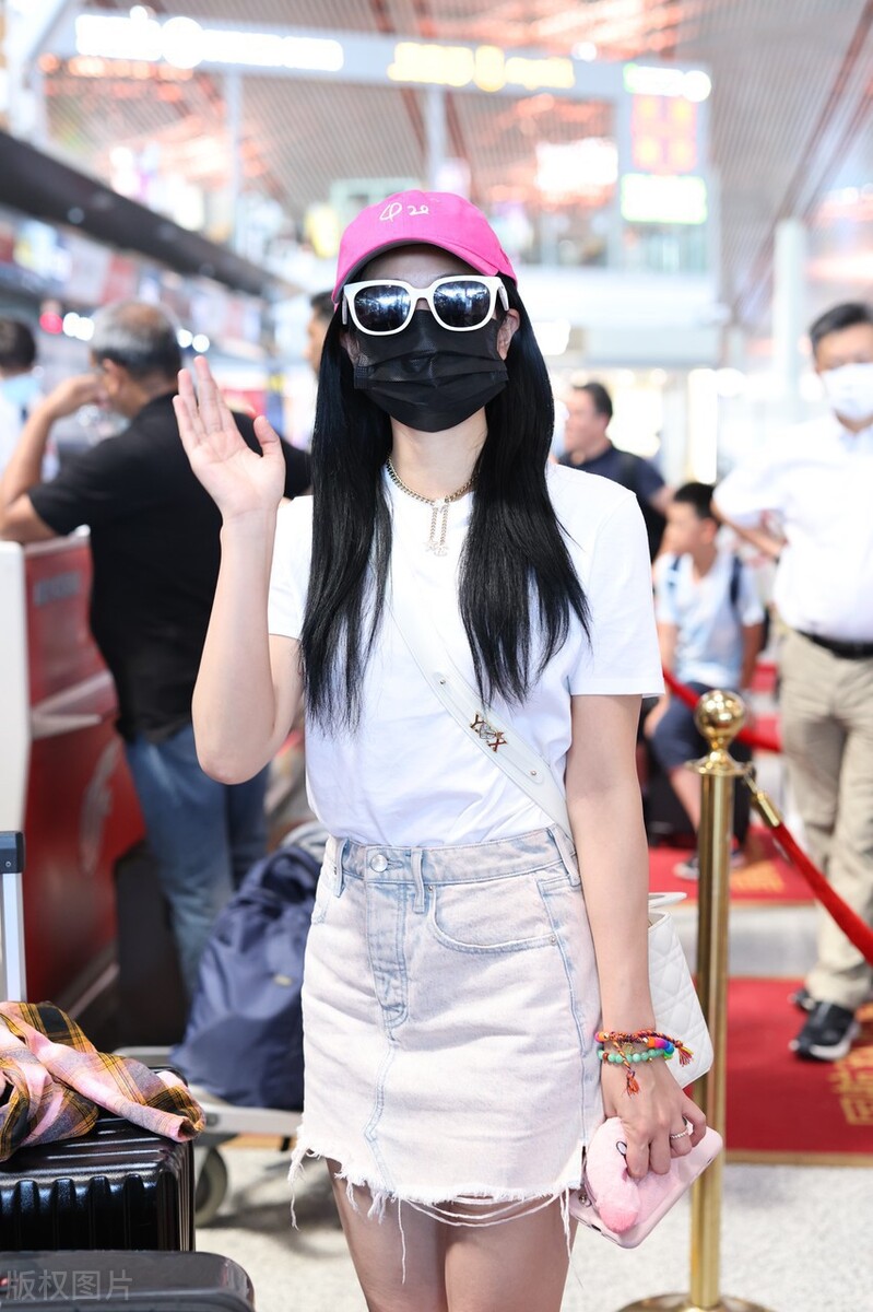 Michelle Chen showed her youthful vigor and appeared at Beijing Airport ...