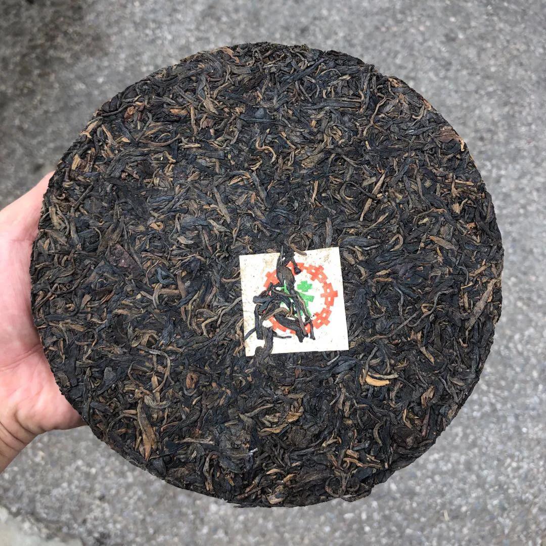 In the 1980s, the old Yiwu tea cake raw tea medium tea 88 green, a very ...