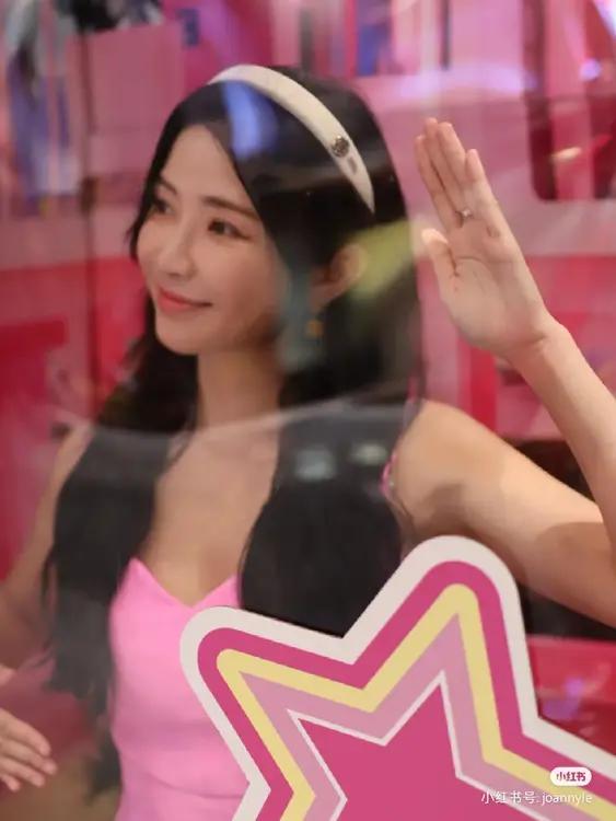 Li Yingyi posted her barbie photos - every girl's princess dream - iNEWS