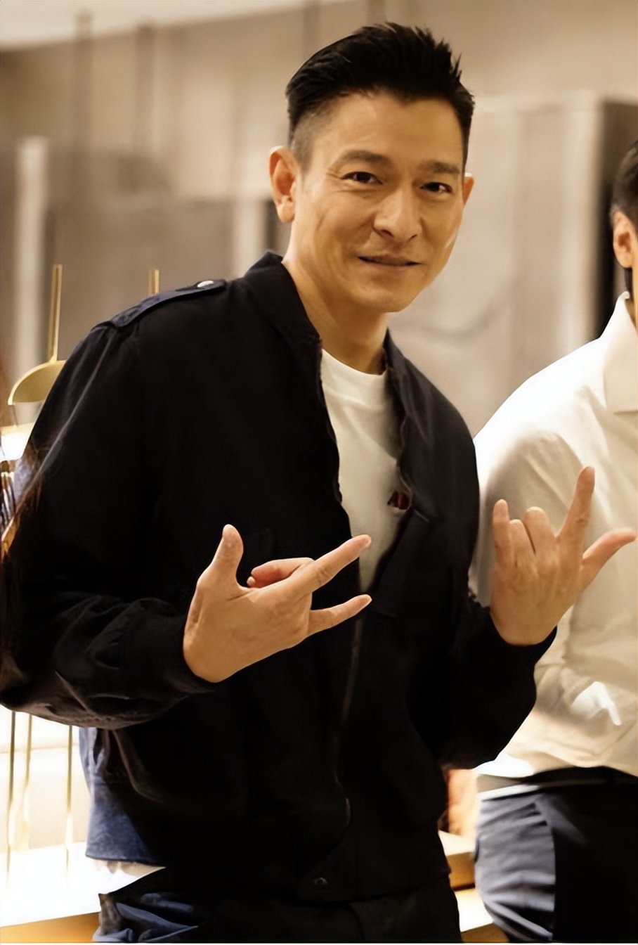 Andy Lau shared a photo with Shu Qi and his wife, 60 years old in good ...