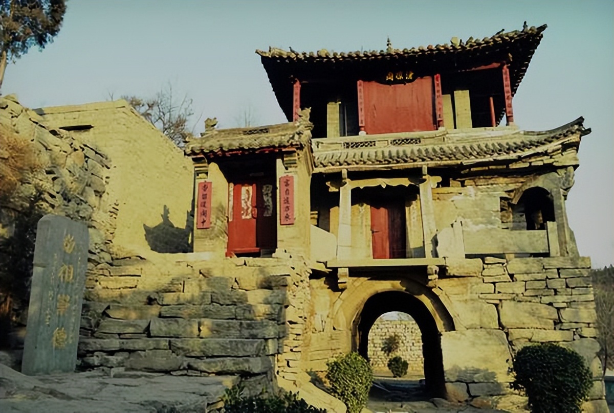 The ancient village of Han Dynasty is piled up with red stones, and ...