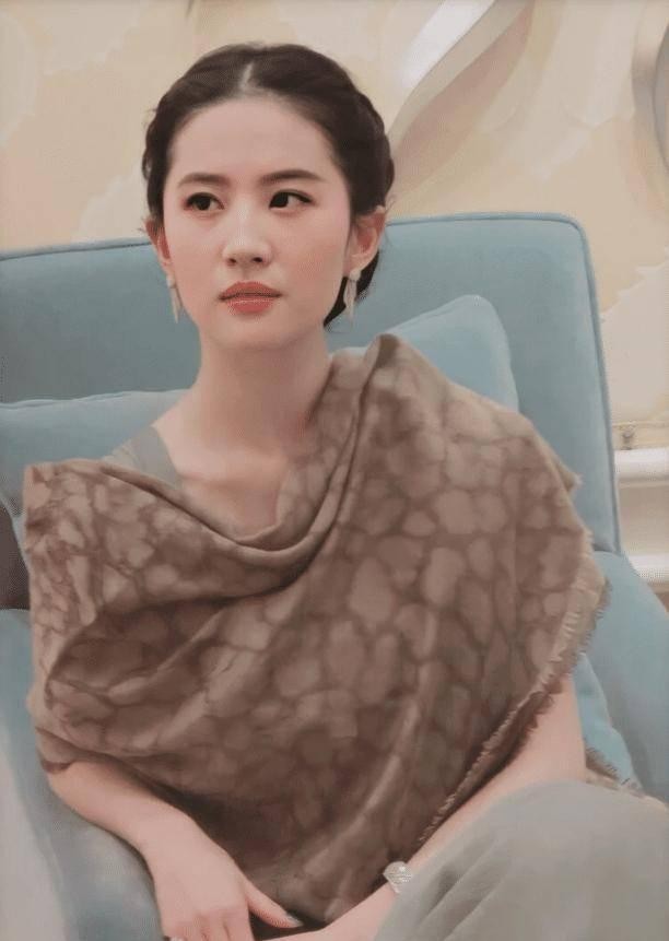 When 32-year-old Liu Yifei bumped into 35-year-old Tang Yan, this was ...