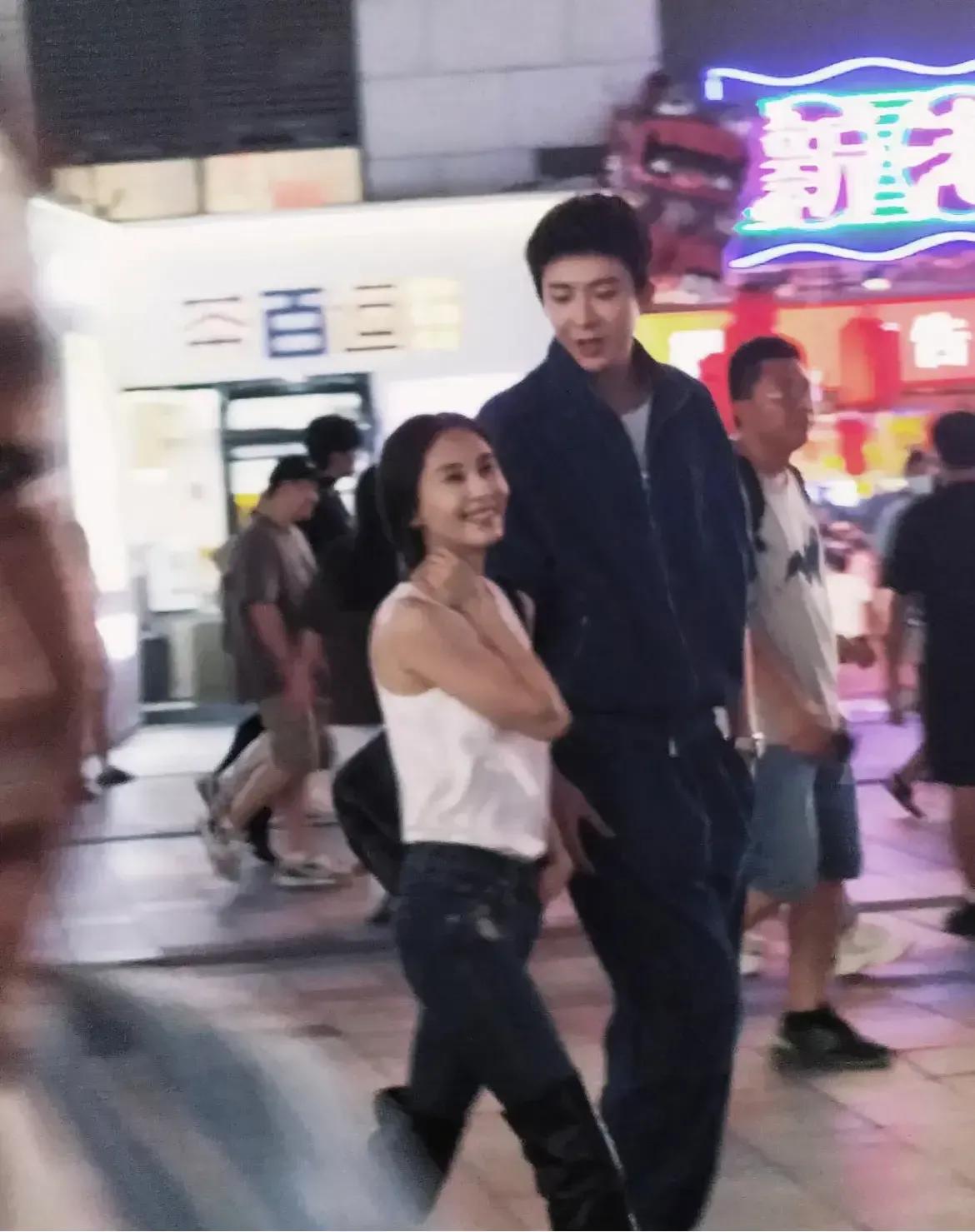 Wang Ziwen and Liu Yuning's birth picture: hold hands and press the ...