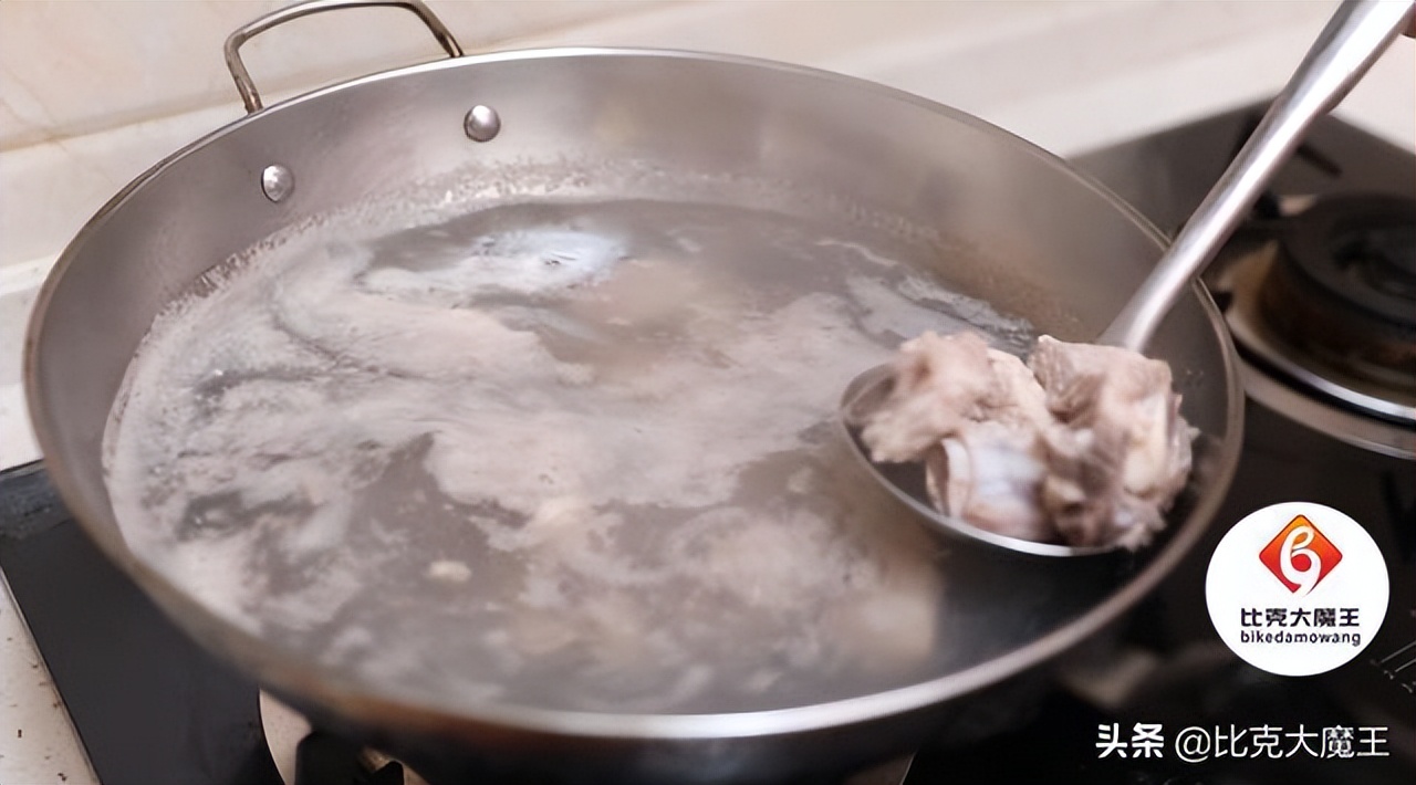 Many people make mistakes when blanching pork ribs. I will teach you a ...