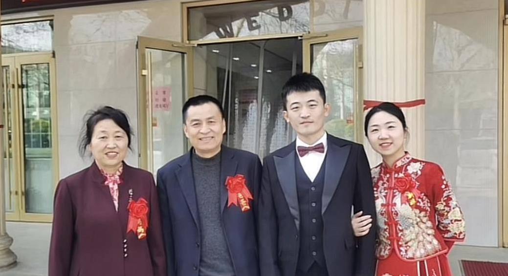 "Harlequin" Jiang Han went back to his hometown in Liaocheng to hold a ...